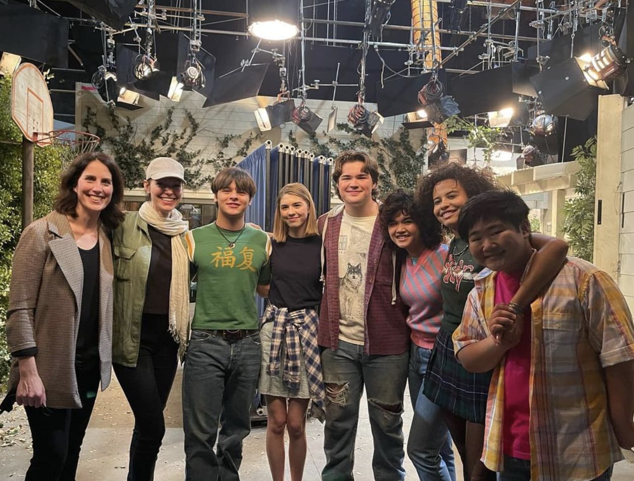 31 Behind-The-Scenes Photos From The Cast Of ‘That '90s Show’