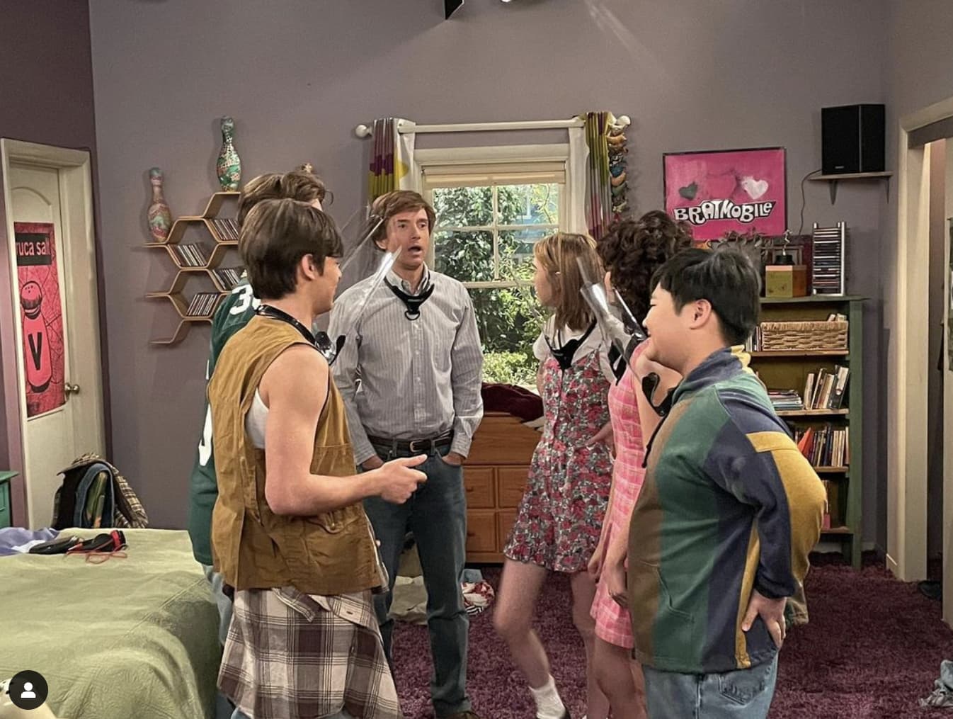 31 Behind-The-Scenes Photos From The Cast Of ‘That '90s Show’