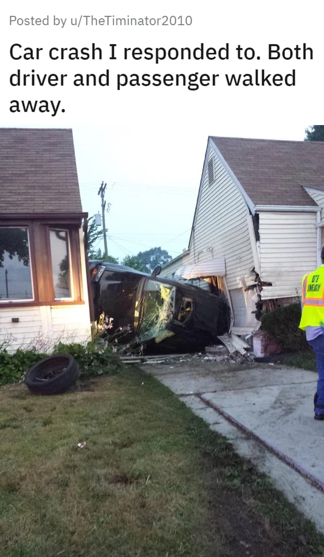 24 Oddly Unsettling Car Photos That Haunt The Back Of Our Minds