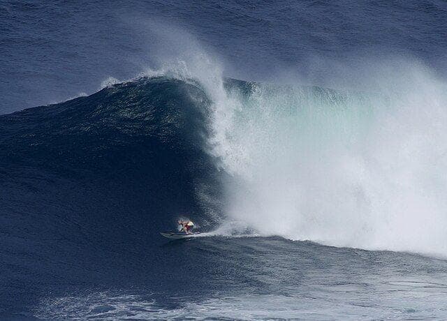 The 12 Most Dangerous Waves On The Planet