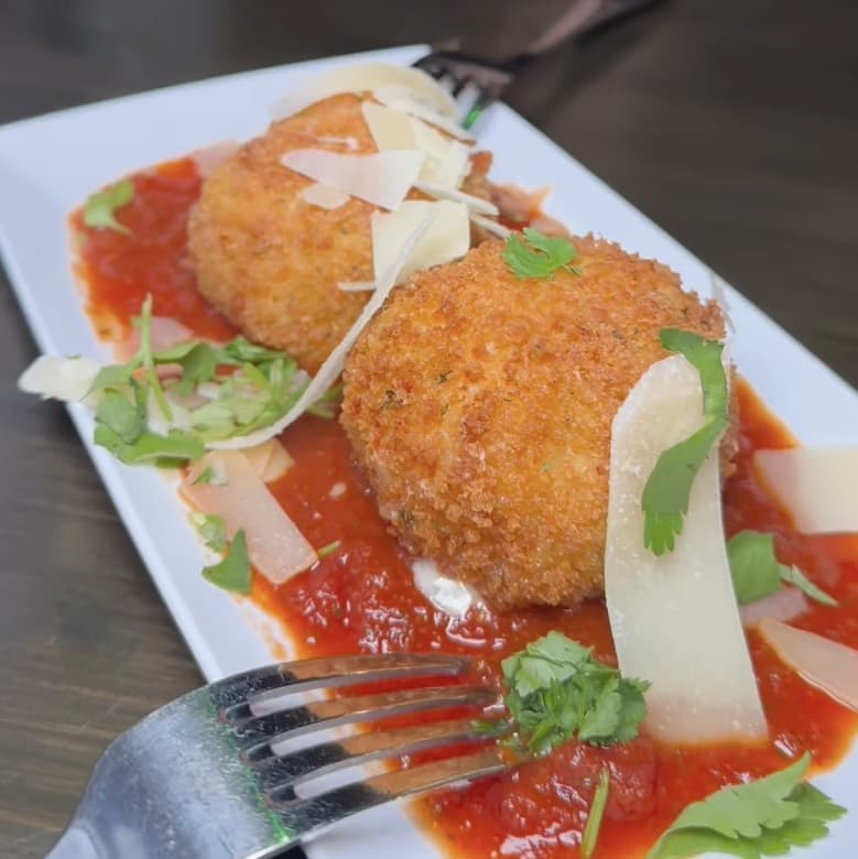 10 Must-Follow Chicago Food Instagrams For 2025