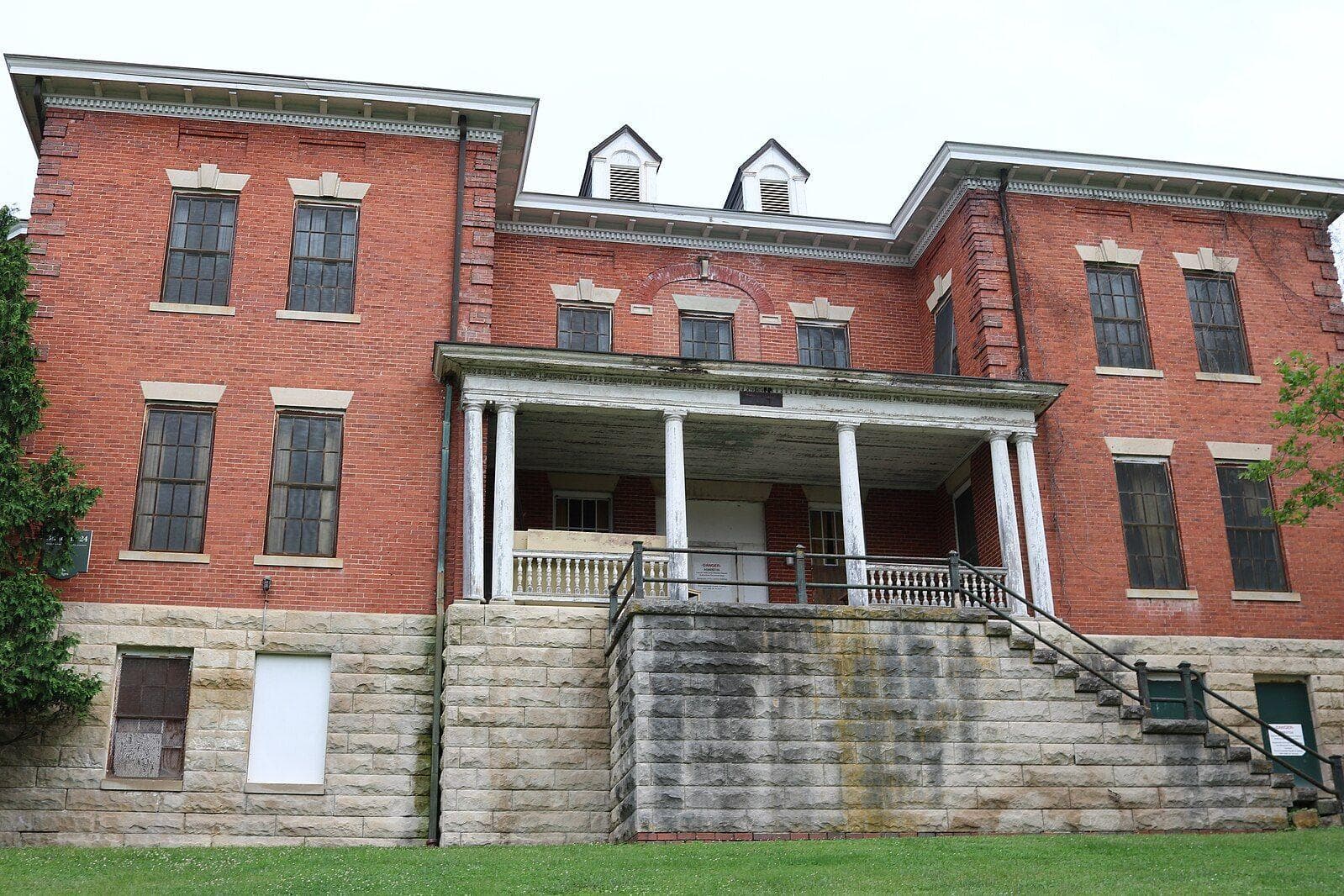 9 Terrifying Haunted Places In Ohio, Ranked By Locals