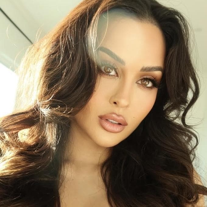 The 20 Most Gorgeous Beauty YouTubers (With Photos)