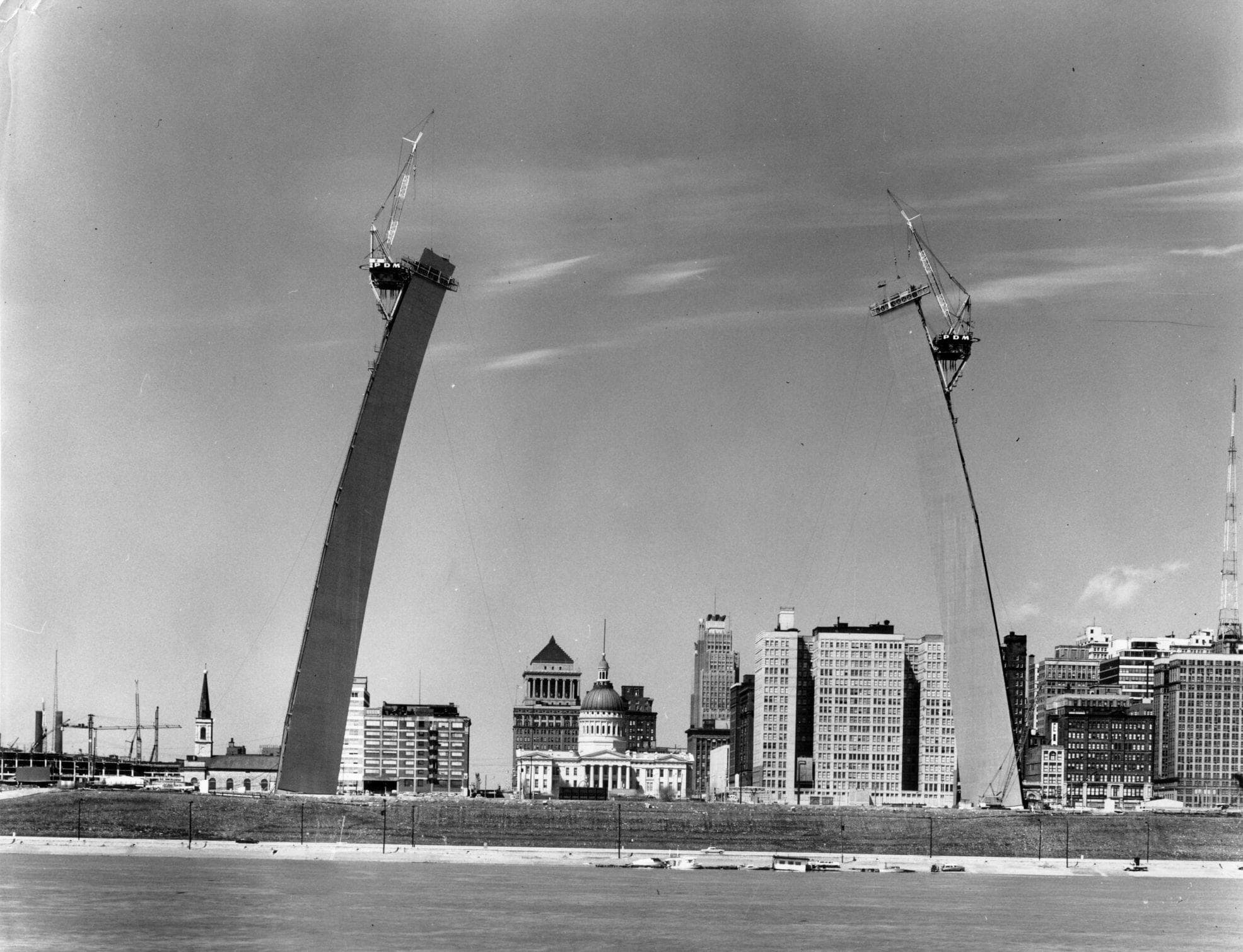 32 Fascinating Photos of Historical Landmarks Under Construction