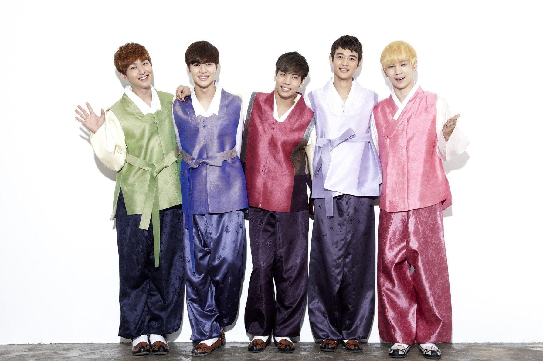 35+ Kpop Idols Dressed in Hanbok (Photos)