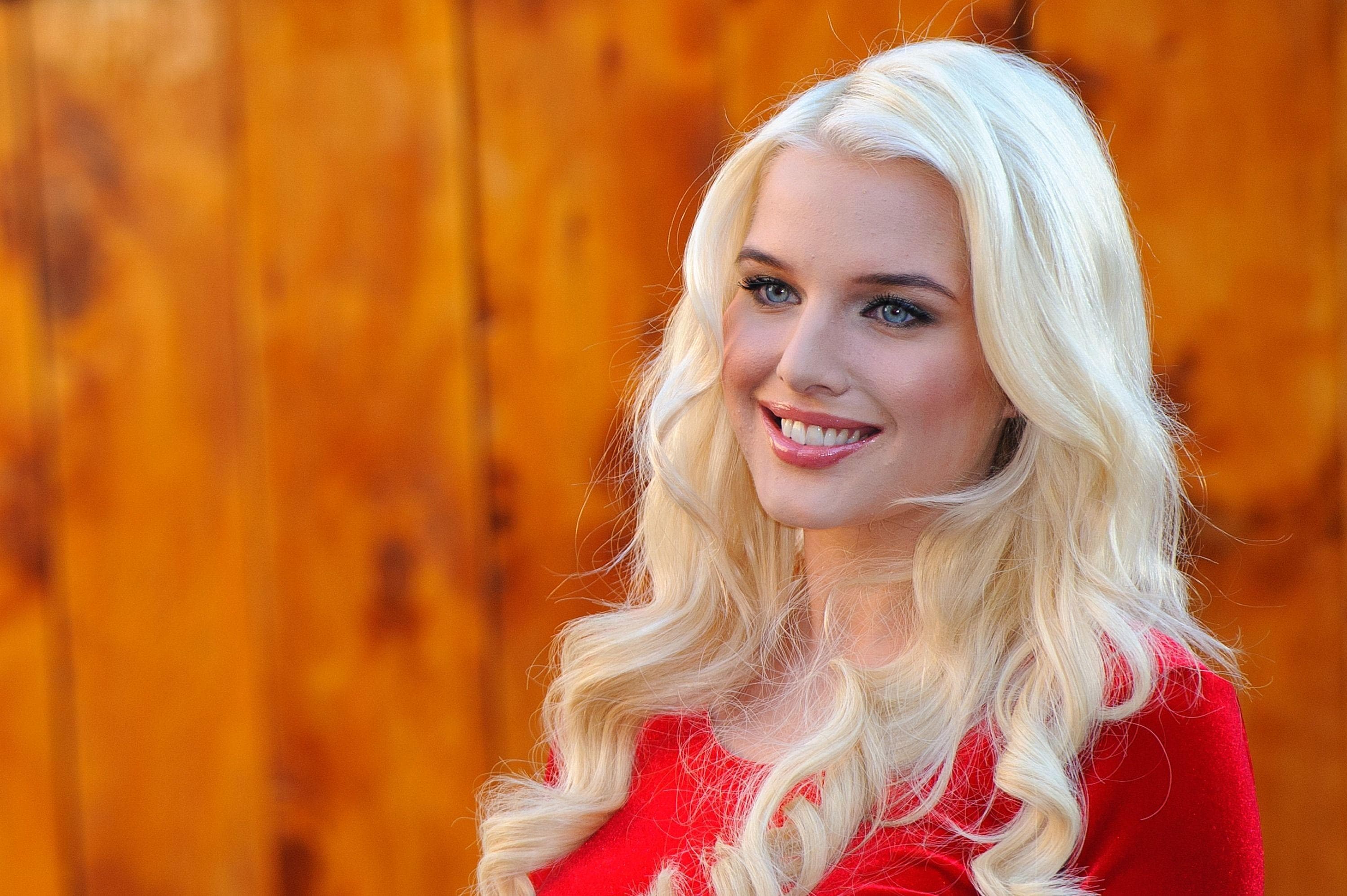 Celebrities Born in 1990 | List of Famous Men & Women Born in 1990