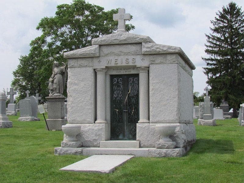 What The Graves Of The World's Most Notorious Mobsters Actually Look Like