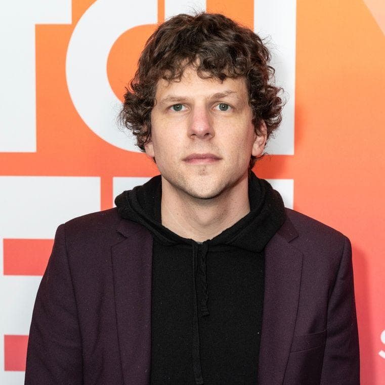 Male Celebrities Who Are 5’7" Tall