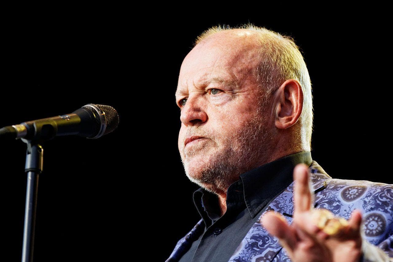 75+ Singers Who Are Taurus