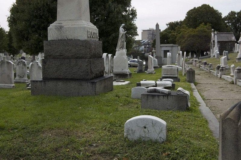 What The Graves Of History's Most Notorious Criminals Actually Look Like