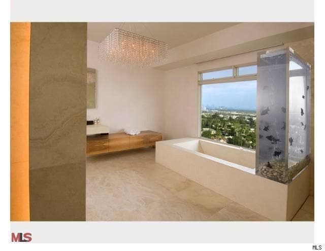 Celebrities with Fish Tanks | Famous People Who Have Aquariums