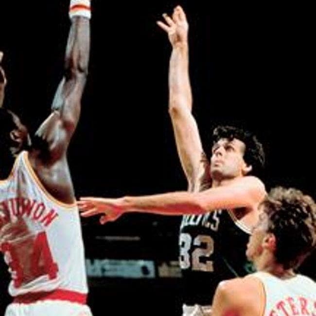 The 50+ Best Athletes Who Wore Number 32, Ranked By Fans
