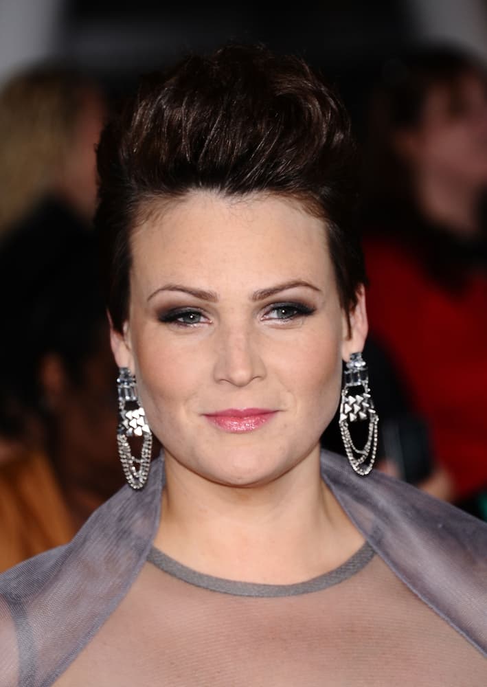 33 Famous People with Scoliosis