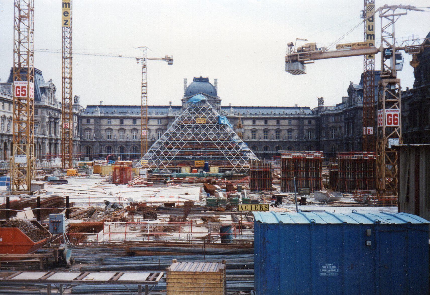 32 Fascinating Photos of Historical Landmarks Under Construction