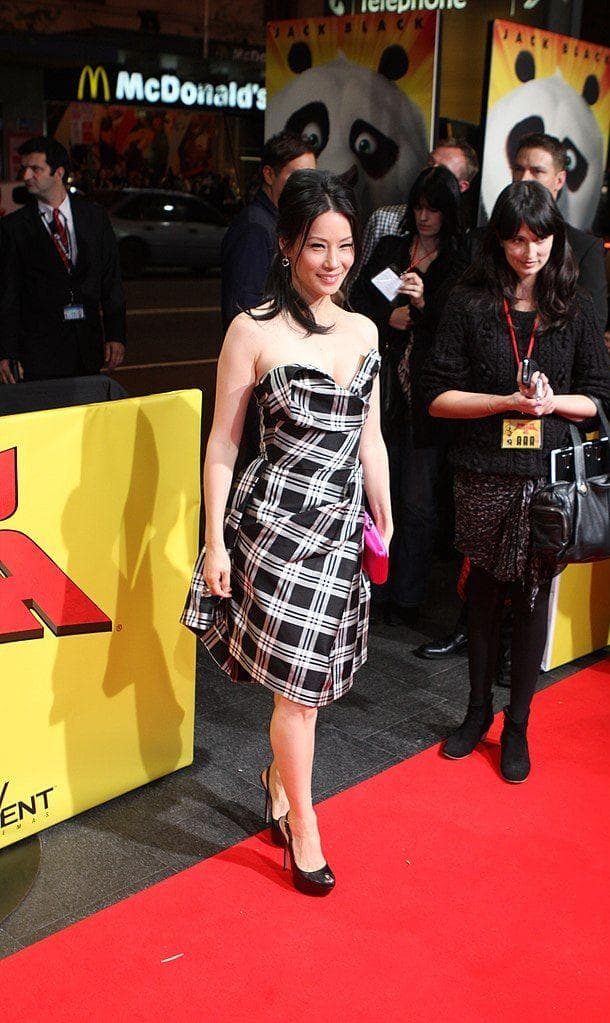 18 Celebrities With Apple Body Shape