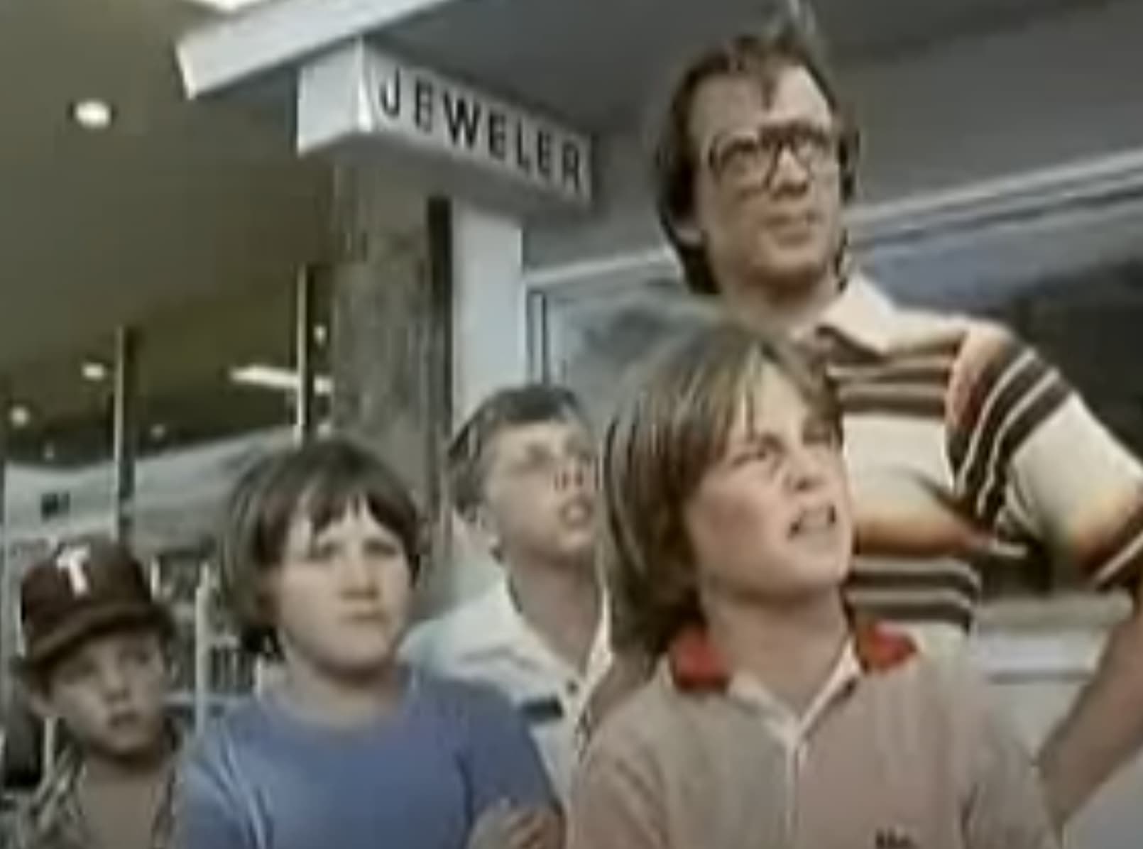 30+ Throwback Photos Of Our Favorite Sitcoms Stars Of The '80s and '90s