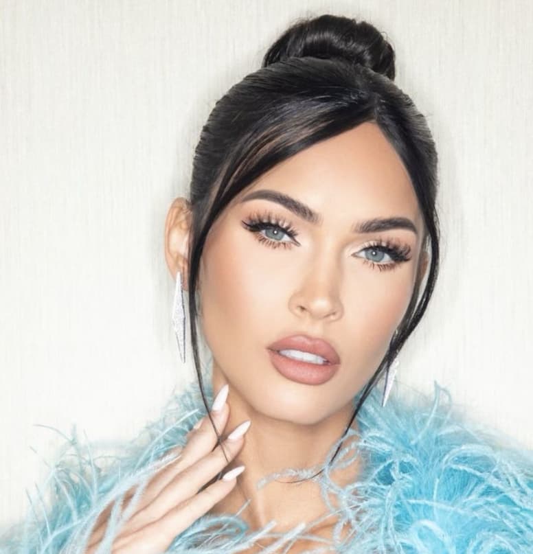 8 Celebrities With Clubbed Thumbs