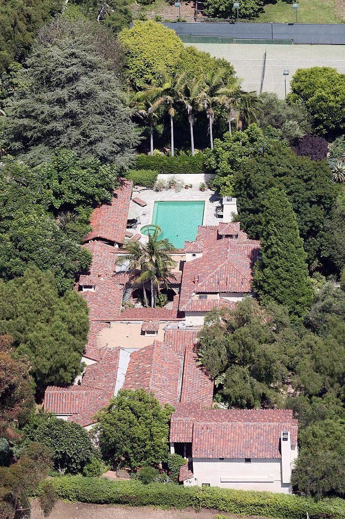 Celebrities Who Live In Malibu | List of Famous People With Homes In Malibu