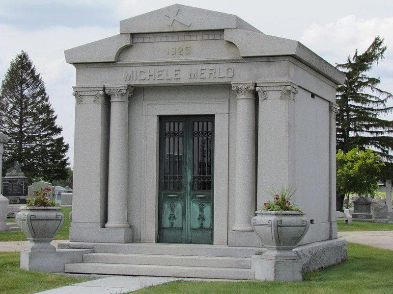 What The Graves Of The World's Most Notorious Mobsters Actually Look Like
