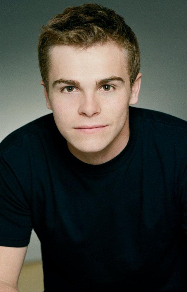 Celebrities Born in 1990 | List of Famous Men & Women Born in 1990