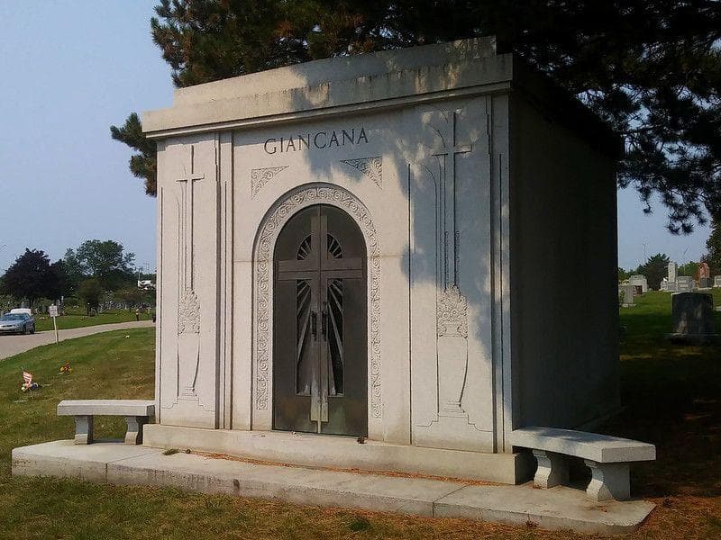 What The Graves Of The World's Most Notorious Mobsters Actually Look Like